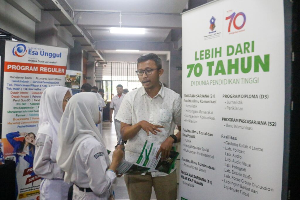 Job&EDU Fair: Antusiasme Murid SMKN 65 Jakarta pada Booth IISIP Jakarta