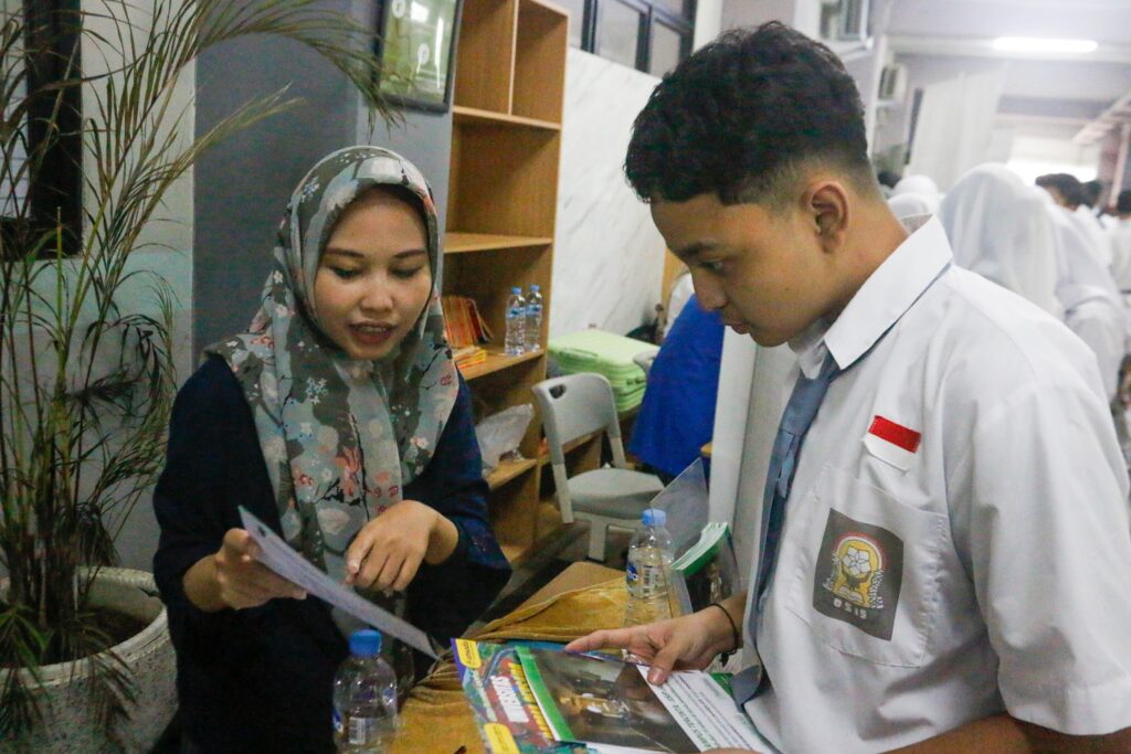 Job&EDU Fair: Antusiasme Murid SMKN 65 Jakarta pada Booth IISIP Jakarta