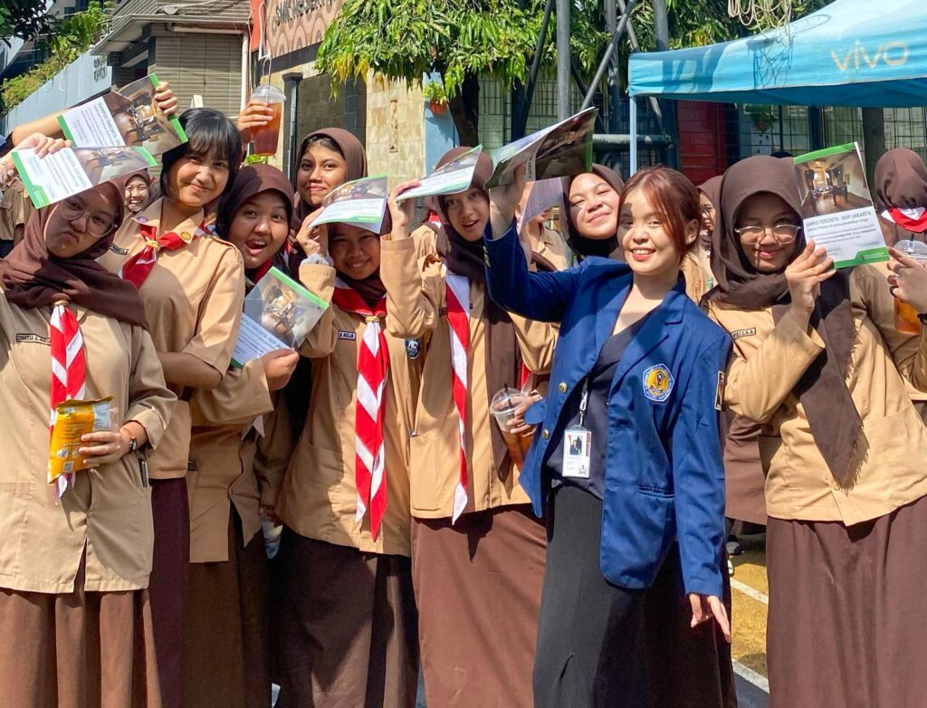 IISIP Jakarta Bersama LP2K Gelar Pameran Pendidikan di SMKN 47 dan 28 ...