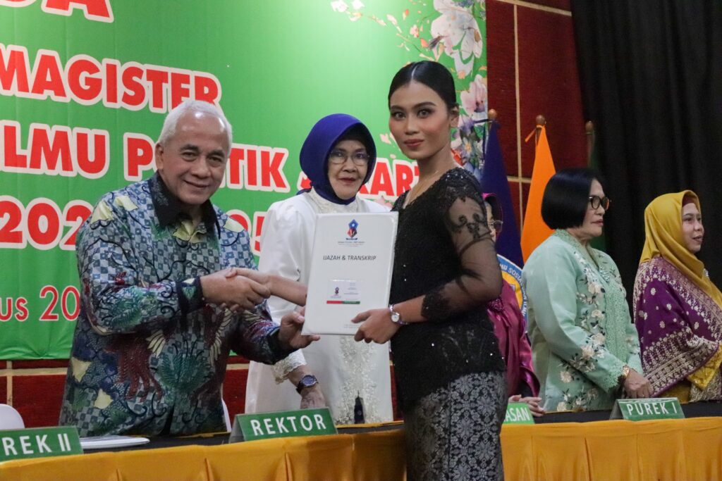 Ardhia Fitri Wisudawati IISIP Jakarta Jadi Lulusan Terbaik dengan IPK 3.85